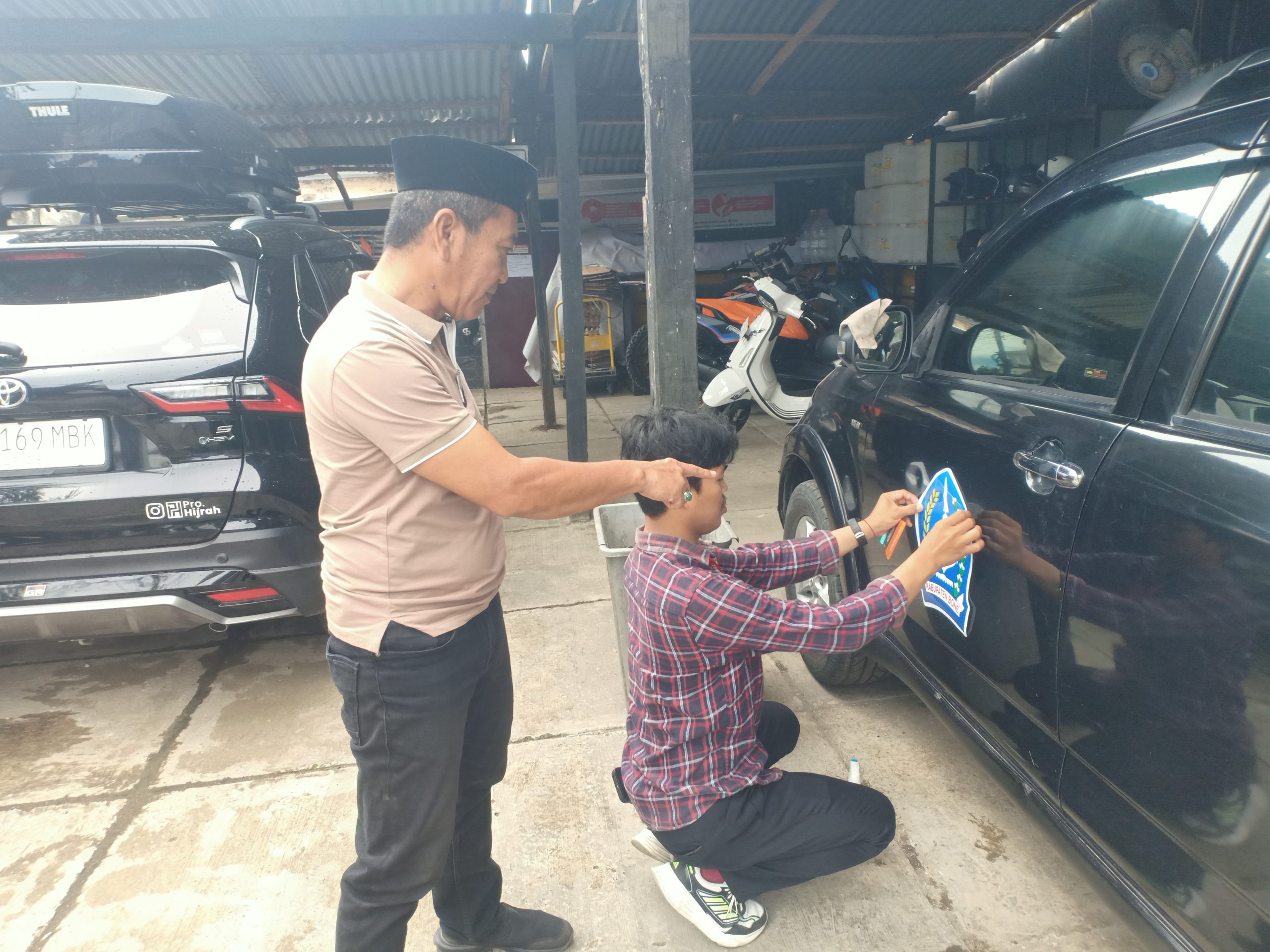 Laksanakan Instruksi Bupati, Pejabat Ramai-ramai Pasangi Stiker Logo ...