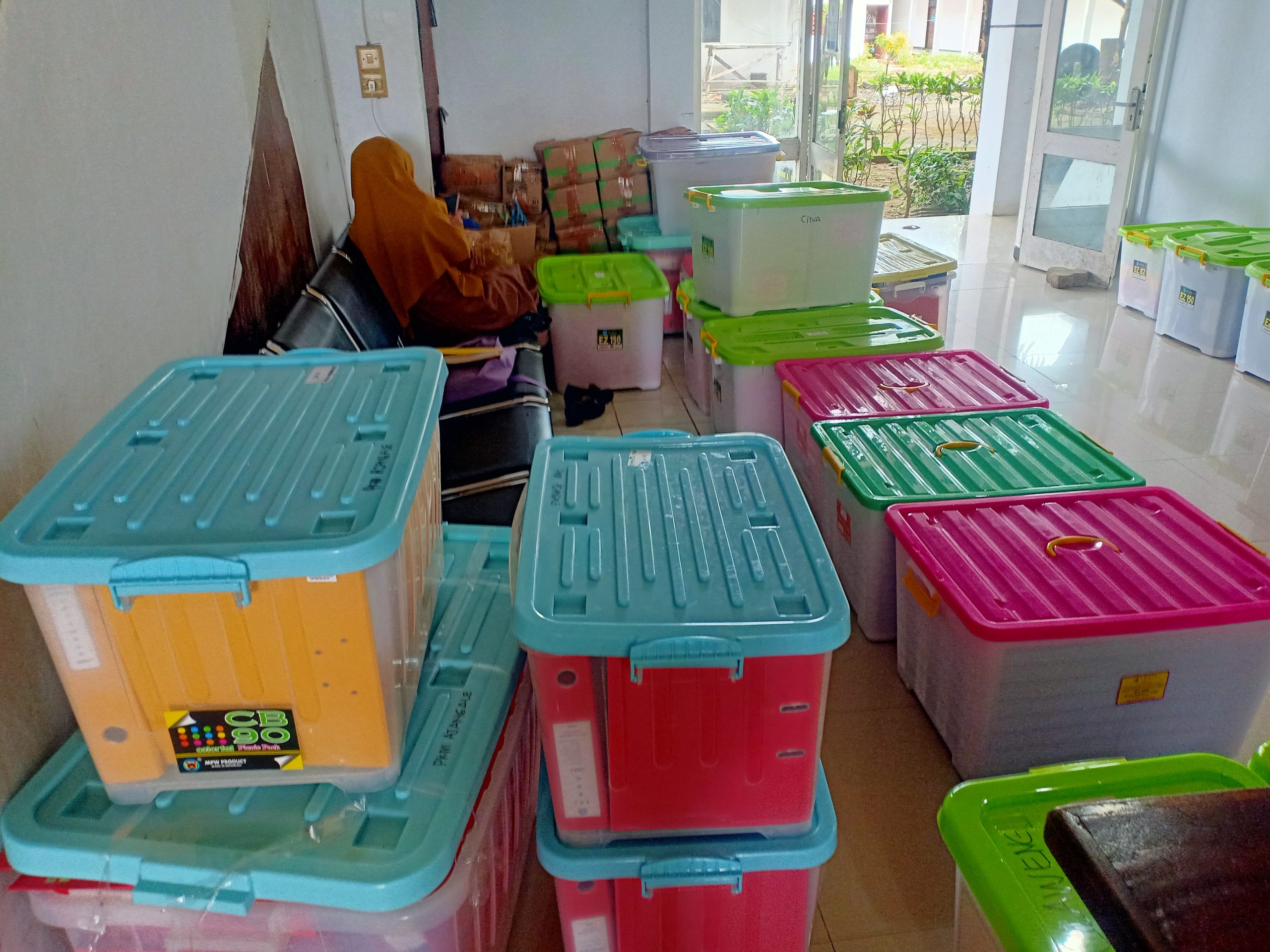 Bendahara Puskesmas Diperiksa BPK, Lobi Kantor BKAD Dipenuhi Kontainer ...