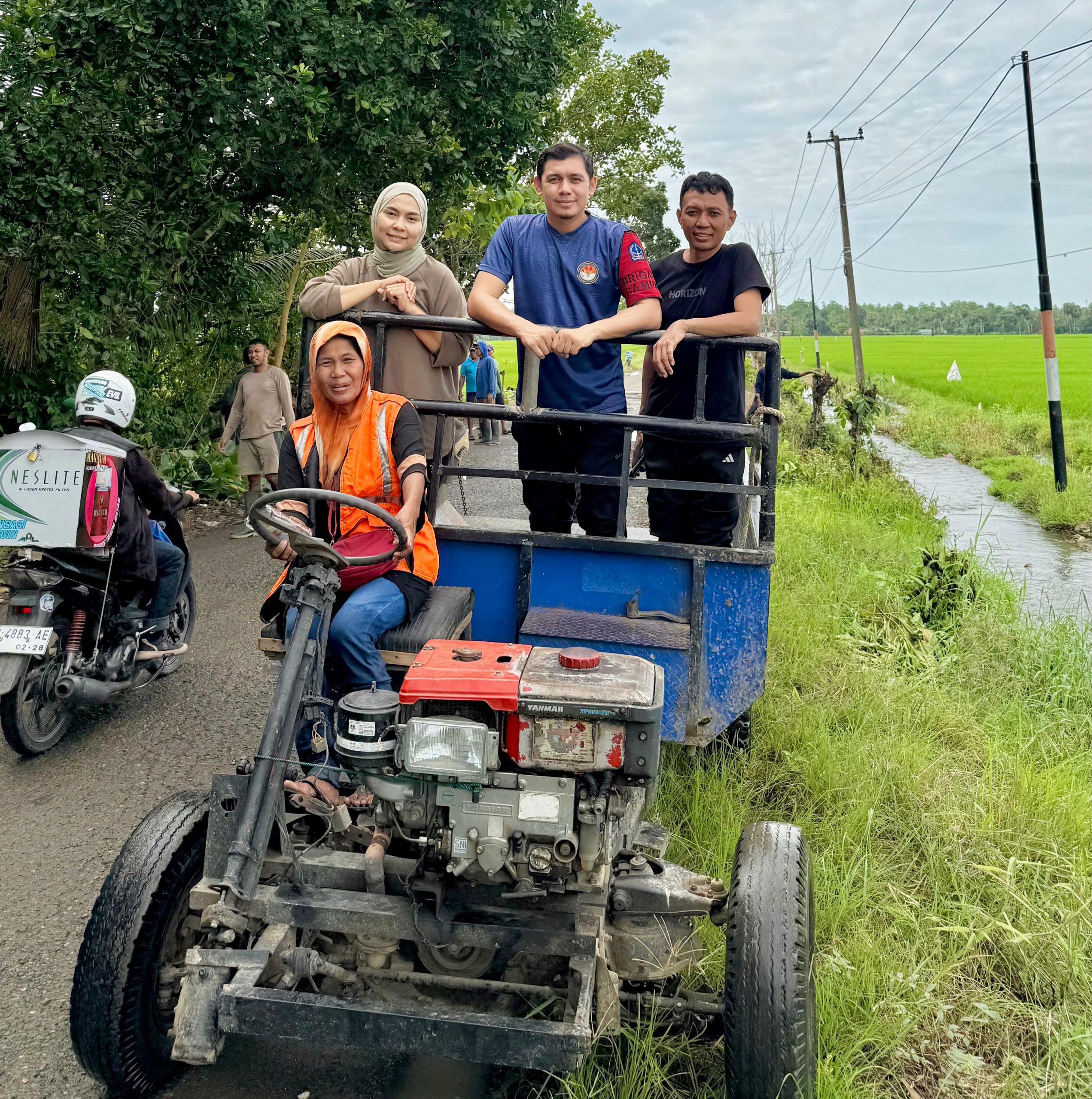 Aksi Bersih-bersih Ala Sang Camat Milenial: Naik Dompeng Keliling ...
